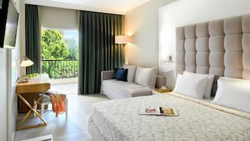 Escrivaninha, cortinas blackout, Wi-Fi de cortesia, roupa de cama