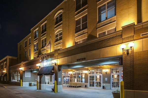 Fachada da propriedade à noite