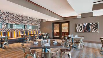 Café da manhã com buffet todos os dias (USD 21 por pessoa)