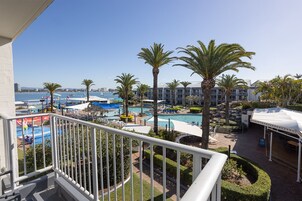 Cofre no quarto, secretária, ferro/tábua de engomar 