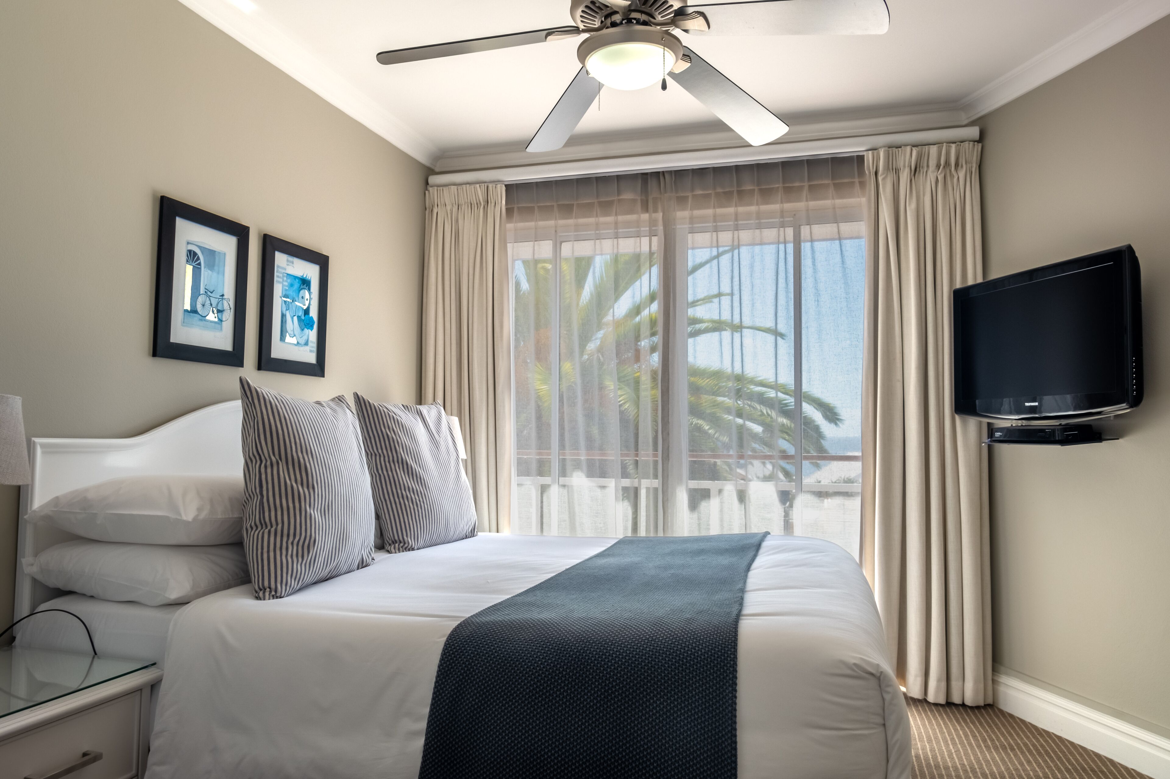 Quarto Standard | Cofre com capacidade para portátil, com mobília individualizada 