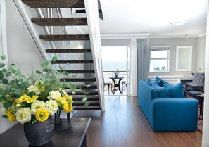 Penthouse, vista para o mar | Sala de estar | Televisor LCD 