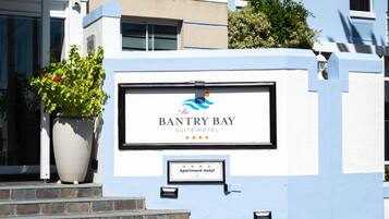 Placa do The Bantry Bay Suite Hotel com classificação de 4,5 estrelas.