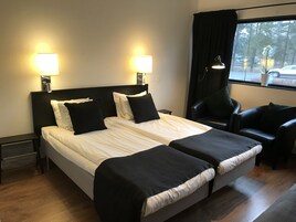 Quarto triplo | Escrivaninha, cortinas blackout, camas extras/dobráveis (sobretaxa)