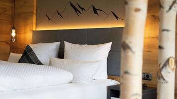 Quarto Superior, 1 cama de casal, varanda, vista para a montanha | Cofre no quarto, secretária