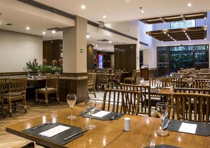 Pequenos-almoços, almoços, jantares servidos, cozinha internacional 