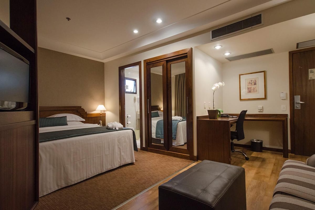 Frigobar, cofres nos quartos, cortinas blackout, Wi-Fi de cortesia