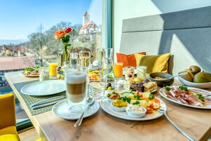 Café da manhã continental diário (EUR 15 por pessoa) 