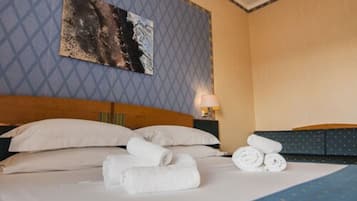 Quarto Triplo Standard | 1 quarto, minibar, cofre no quarto, secretária