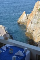 2 restaurantes, é servido café da manhã