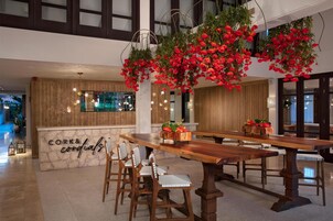 2 bares/lounges, um bar junto à piscina 