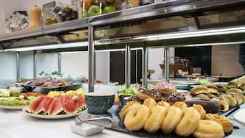 Café da manhã com buffet grátis todos os dias