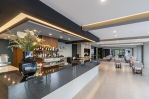 Pequenos-almoços e jantares servidos, com vista para o jardim