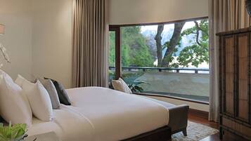 Raitalay Villa | Edredões de penas, minibar, cofre no quarto, secretária