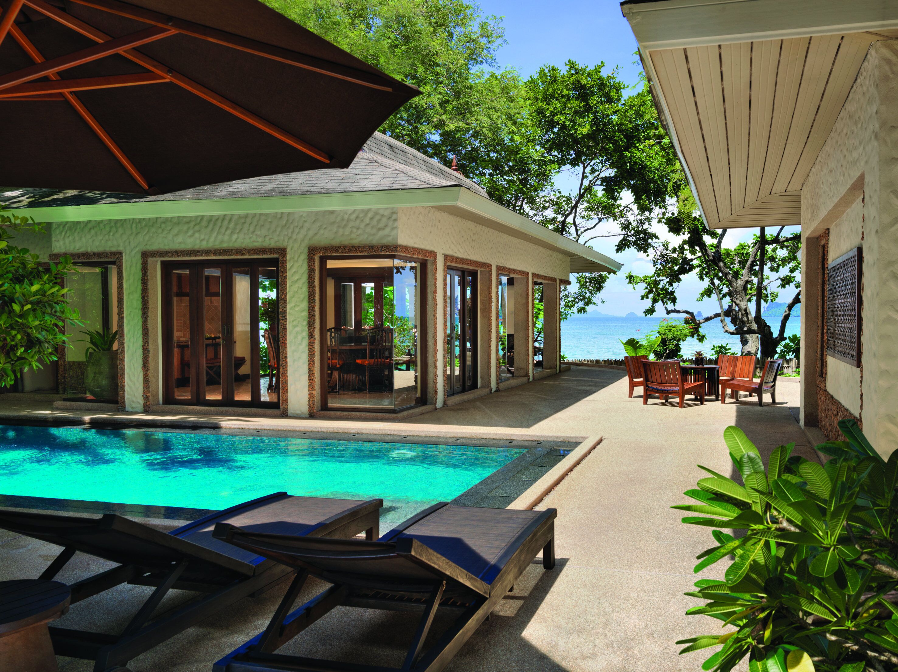 Edredões de penas, minibar, cofre no quarto, secretária 