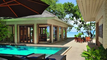 Edredões de penas, minibar, cofre no quarto, secretária