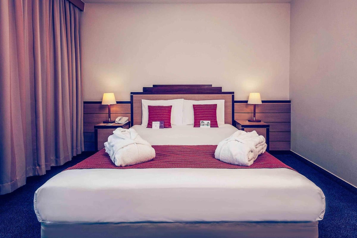 Suíte júnior, 1 cama de casal e sofá-cama, sauna seca | Roupas de cama antialérgicas, frigobar, cofres nos quartos, escrivaninha