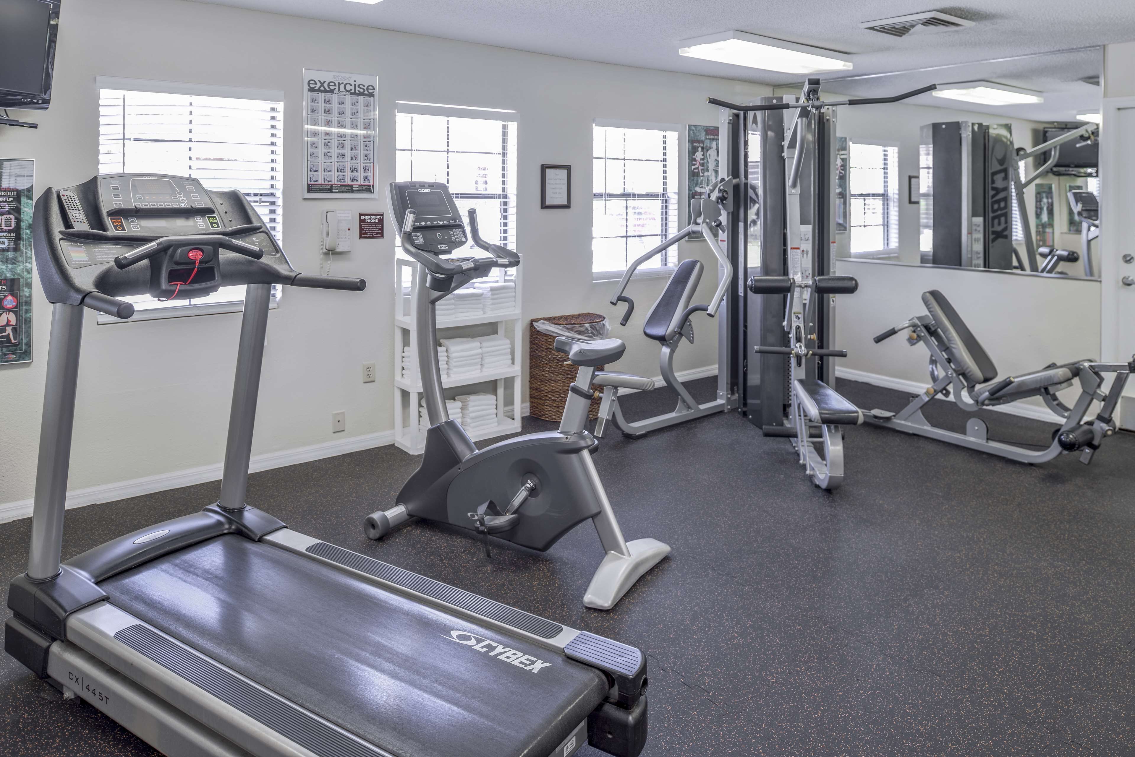 Academia com esteiras, elípticos e equipamentos de musculação.