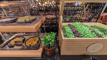 Pequenos-almoços, almoços, jantares servidos, cozinha internacional