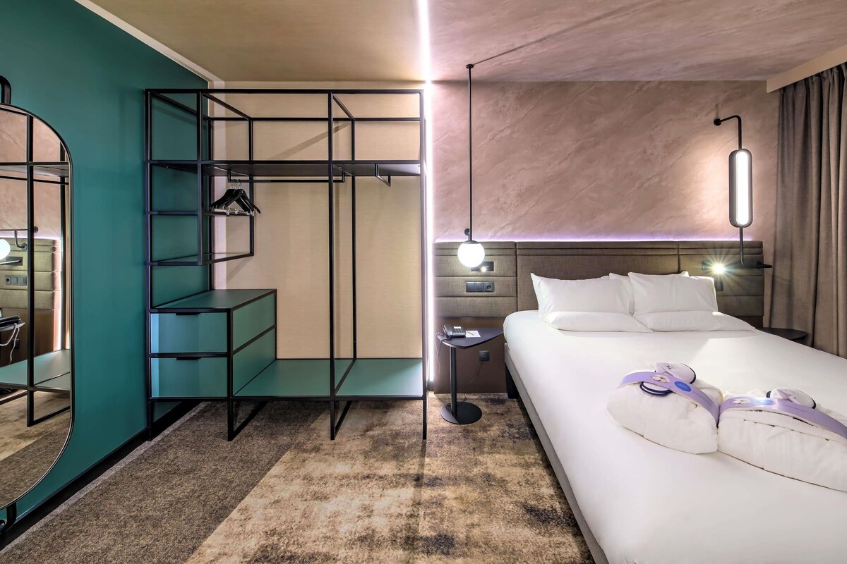 Suíte, 1 cama de casal | Roupas de cama antialérgicas, frigobar, cofres nos quartos, escrivaninha