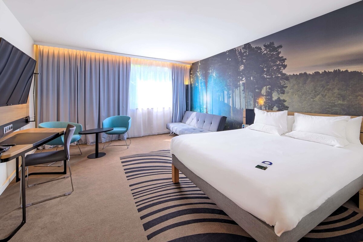 Quarto executivo, 1 cama Queen e sofá-cama | Roupas de cama antialérgicas, frigobar, cofres nos quartos, escrivaninha