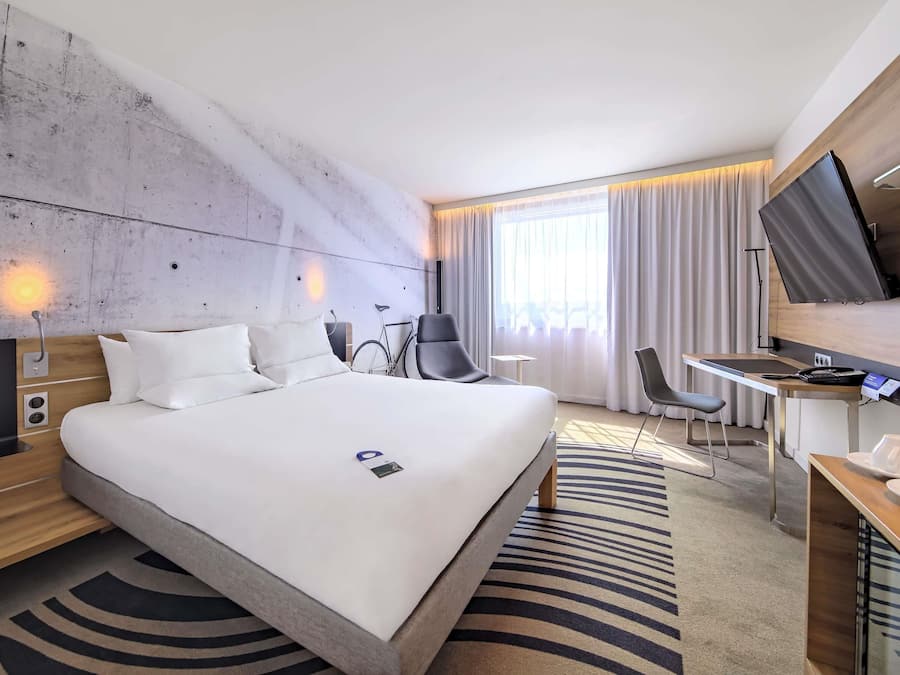 Roupa hipoalergénica, minibar, cofre com capacidade para portátil