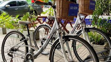 Uma bicicleta com uma cesta e uma placa com a inscrição 'GO GEN'.