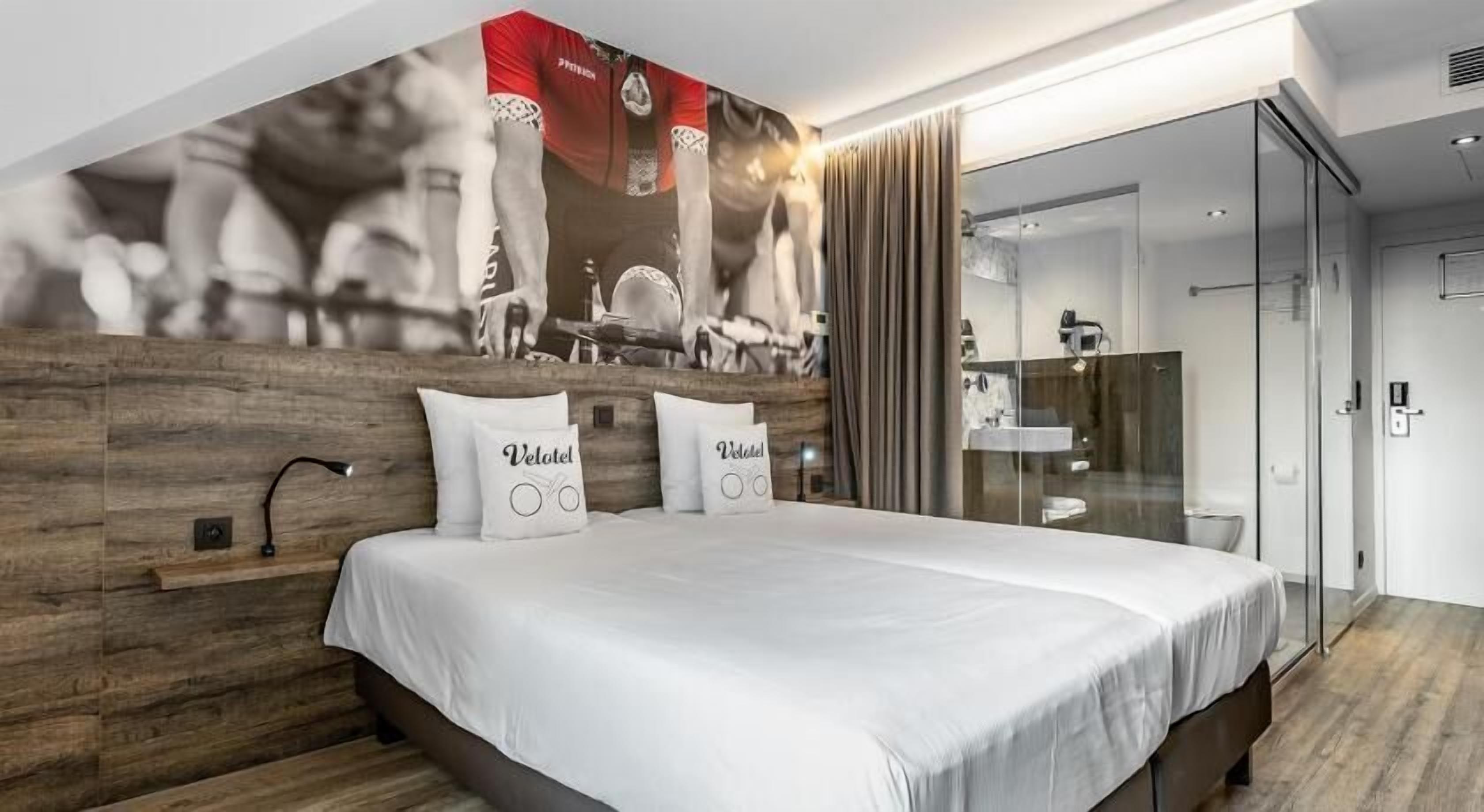 Minibar, cofre no quarto, secretária, ferro/tábua de engomar 