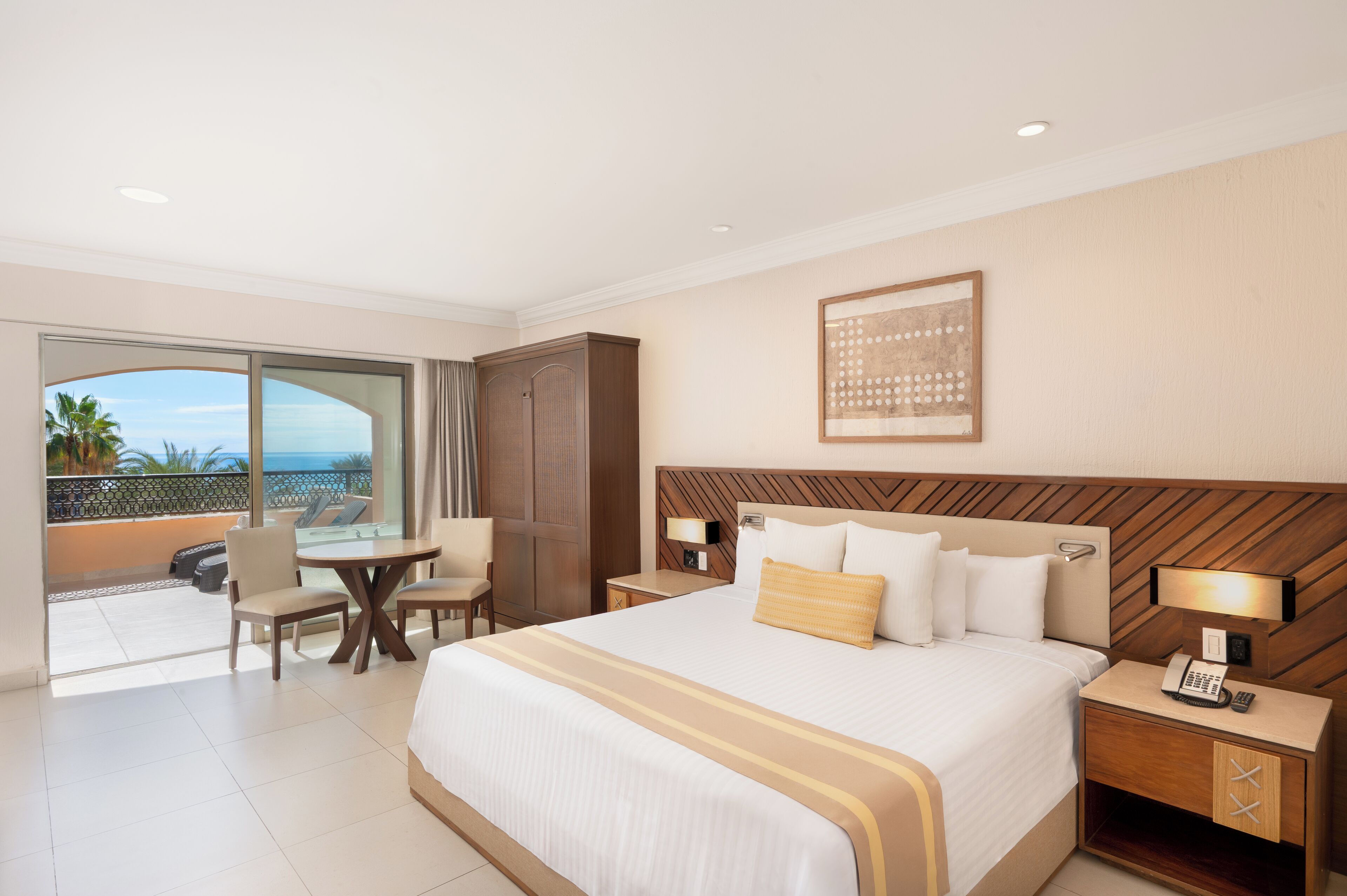 Deluxe Room Balcony, 1 King Bed, Jetted Tub, Ocean View | Frigobar (abastecido com itens grátis), cofres nos quartos, escrivaninha