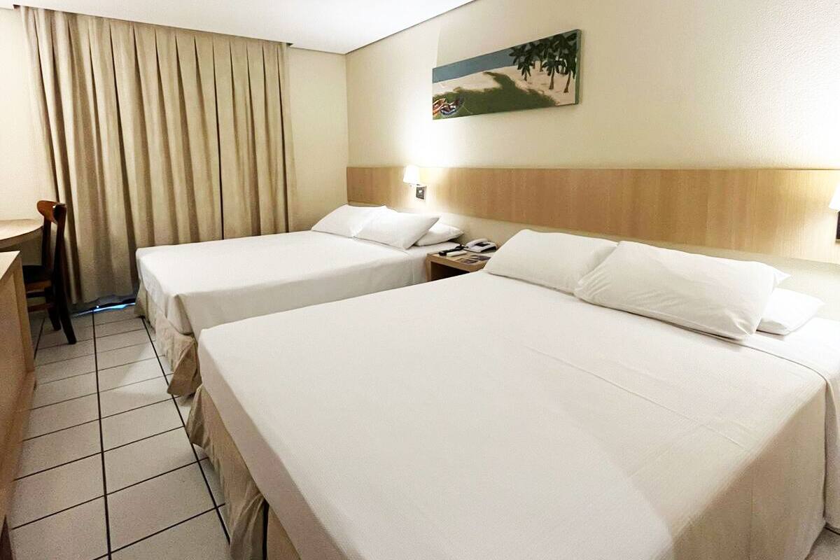 LUXO SUPERIOR - Quádruplo (2 camas de casal - vista parcial mar) | Minibar, cofre no quarto, secretária 