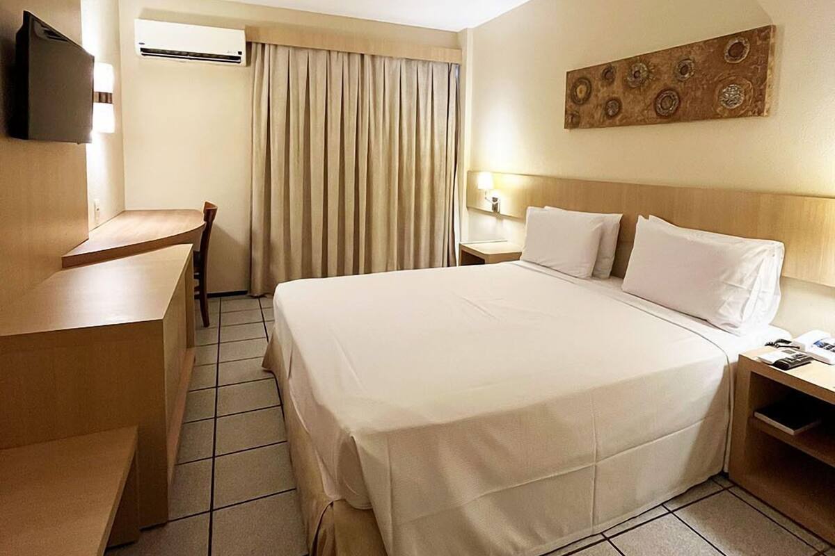 LUXO - Duplo (1 cama de casal - vista parcial mar) | Minibar, cofre no quarto, secretária 