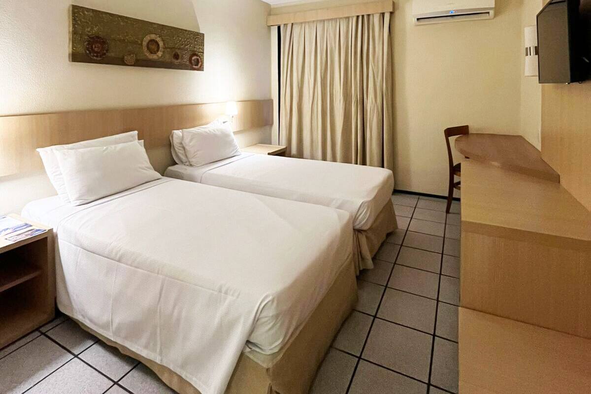 STANDARD - Duplo Solteiro (2 camas de solteiro - vista cidade)  | Minibar, cofre no quarto, secretária 