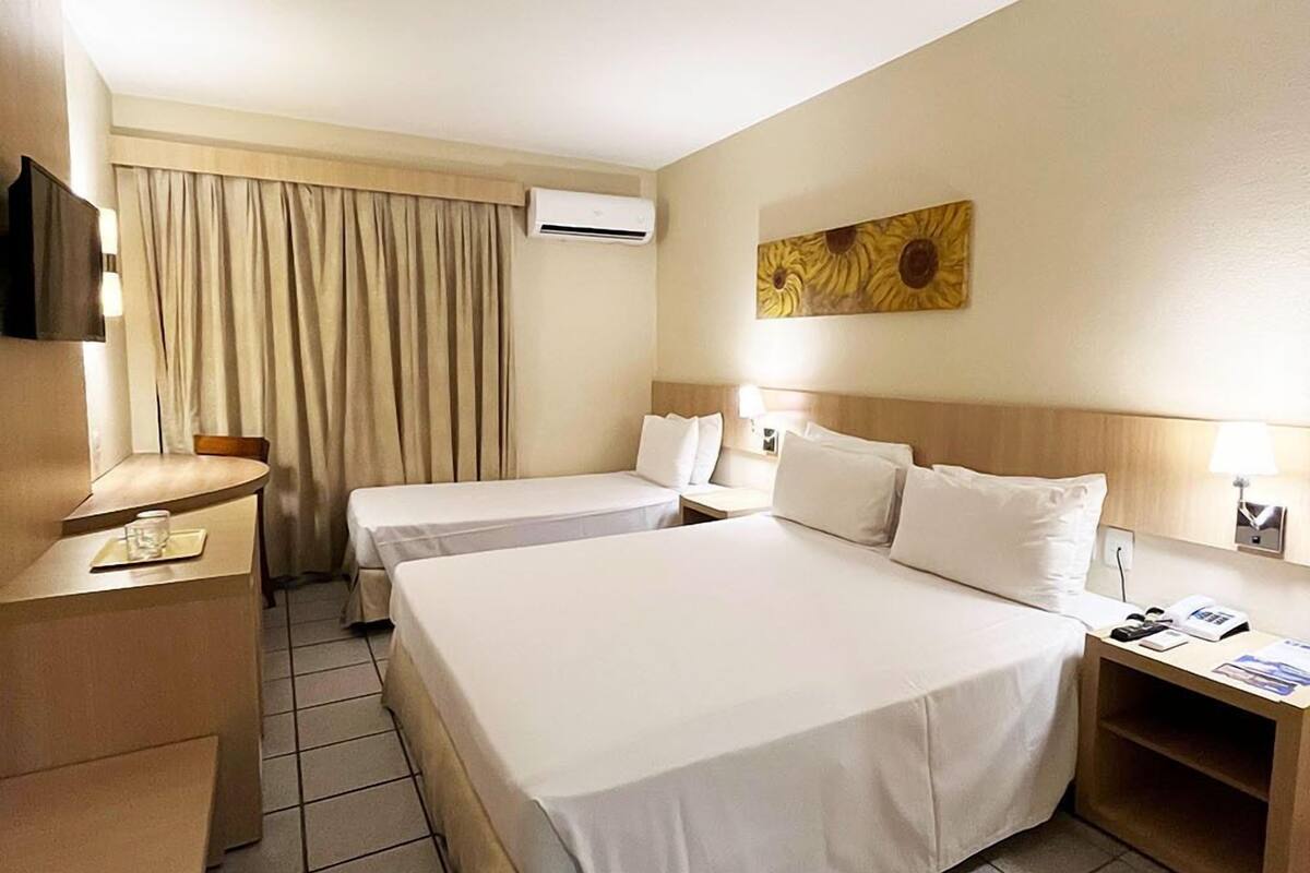 STANDARD - Triplo (1 cama de casal + 1 cama de solteiro - vista cidade) | Minibar, cofre no quarto, secretária 