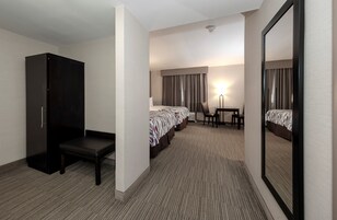 Quarto Deluxe, 2 camas queen-size, não fumadores, vista para o lago | Secretária, ferro/tábua de engomar, berços/camas para crianças grátis 