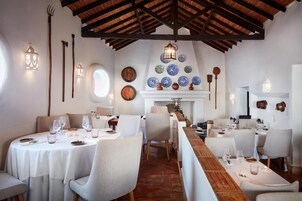 3 restaurantes: servem pequenos-almoços, almoços, jantares e brunches