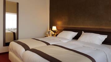 Quarto Comfort, 2 camas individuais | Minibar, cofre no quarto, secretária
