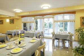 Café da manhã com buffet grátis todos os dias