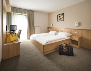 Quarto casal | Roupas de cama antialérgicas, frigobar, cofres nos quartos, escrivaninha