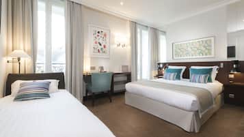 Quarto Triplo Deluxe | Minibar, cofre no quarto, com decoração personalizada