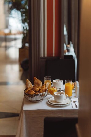 Café da manhã continental todos os dias (EUR 12 por pessoa)
