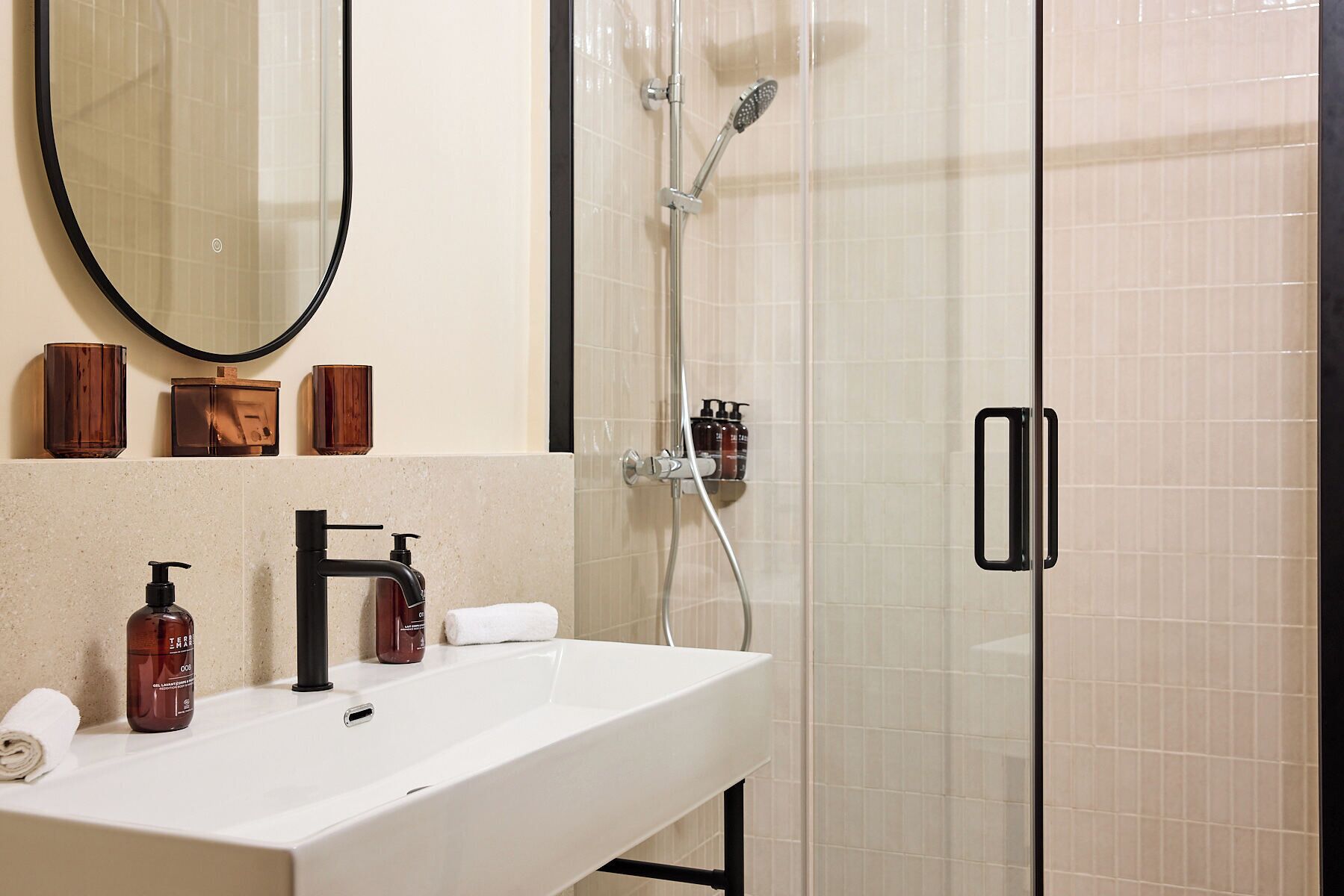Quarto Duplo Executivo | Casa de banho | Um chuveiro fixo, produtos de higiene exclusivos, um secador de cabelo 