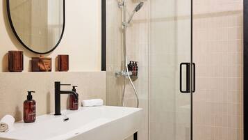 Quarto Duplo Executivo | Casa de banho | Um chuveiro fixo, produtos de higiene exclusivos, um secador de cabelo