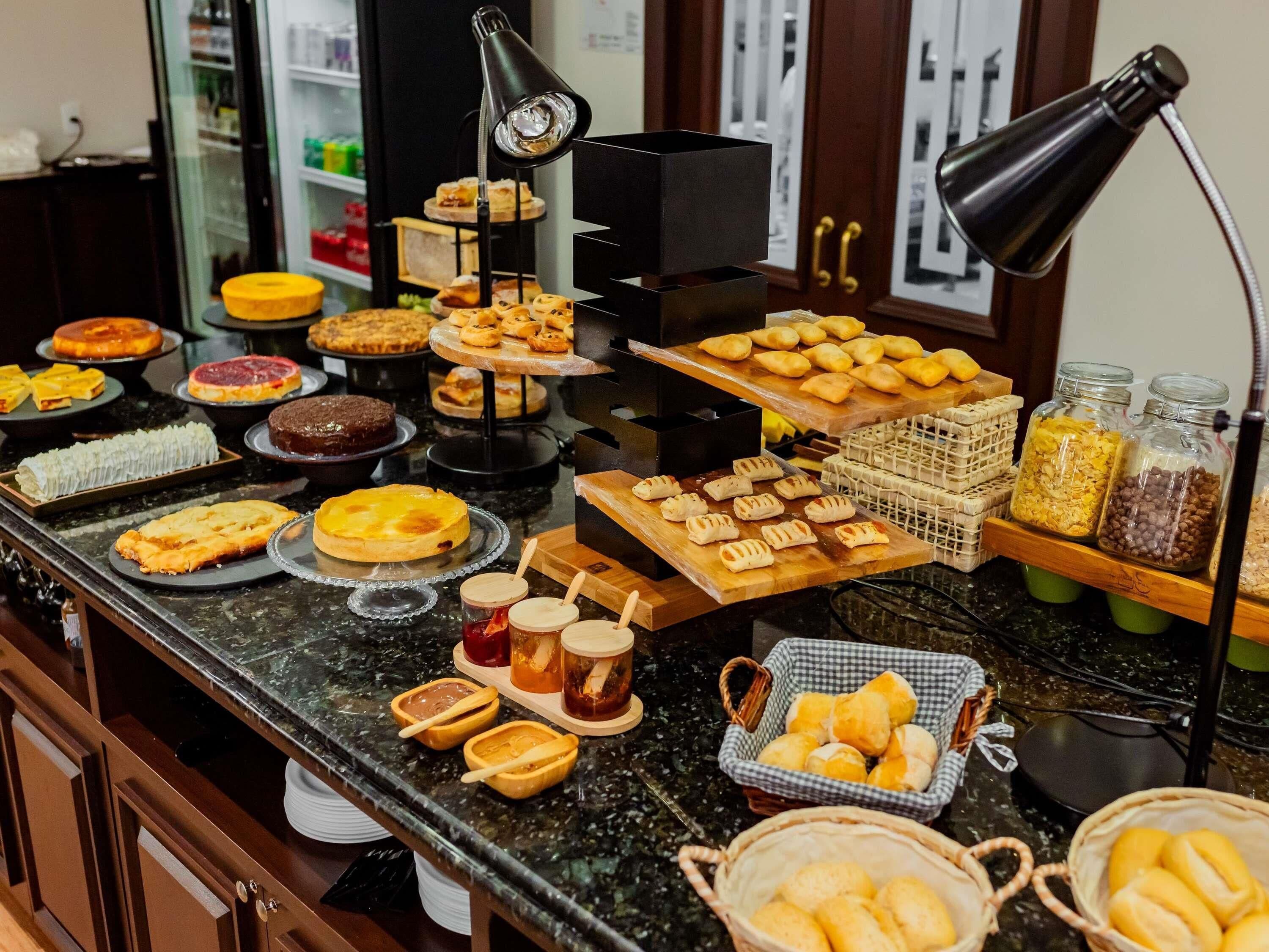 Pequeno-almoço tipo buffet diário mediante uma taxa 