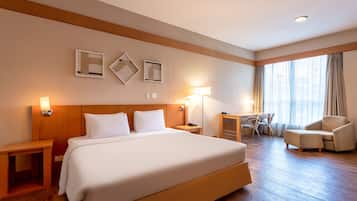 Quarto superior, 1 cama King, acessível | Roupas de cama premium, frigobar, cofres nos quartos, escrivaninha
