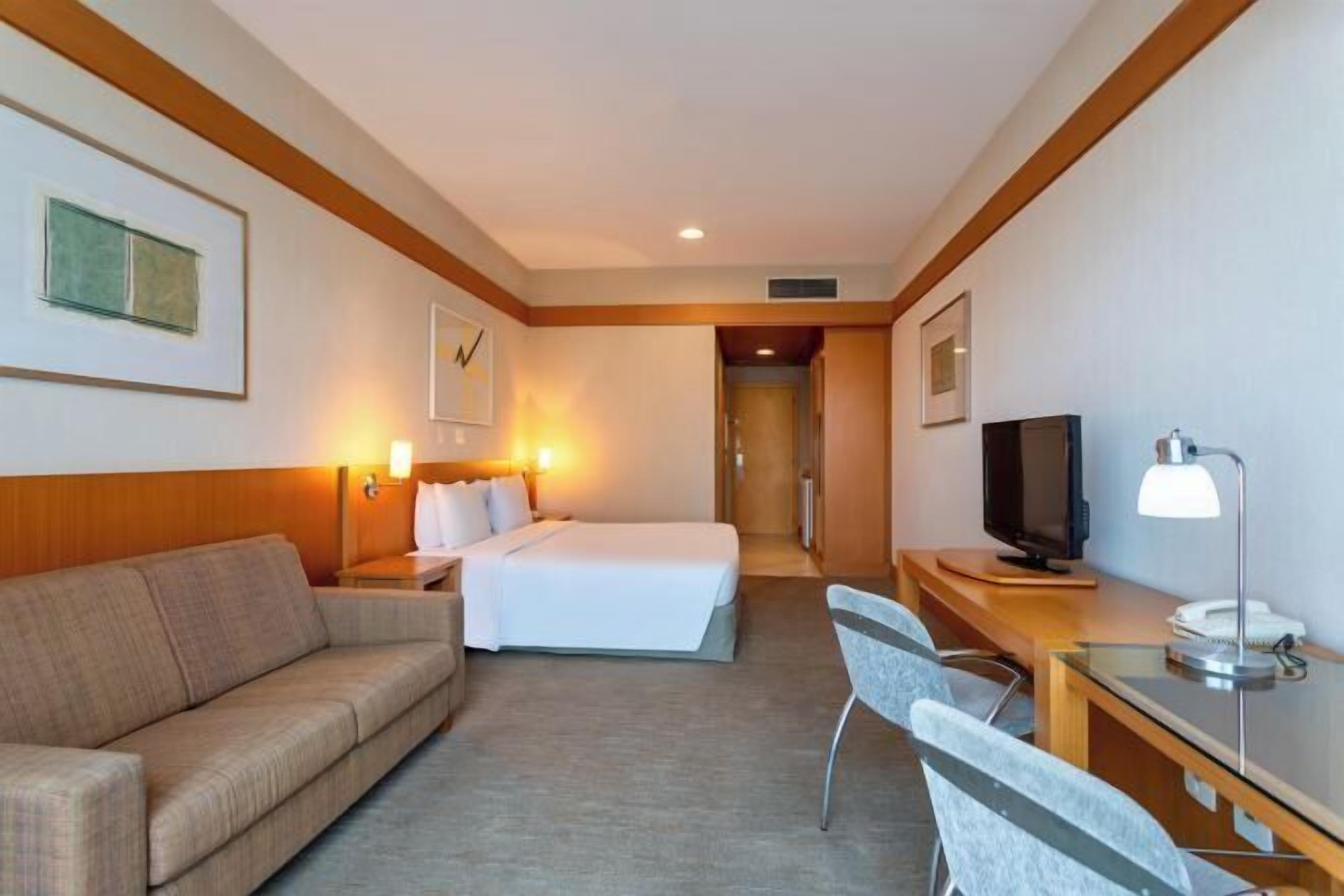 Roupa de alta qualidade, minibar, cofre no quarto, secretária 