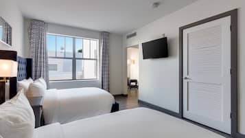 Quarto Duplo Deluxe, 2 camas de casal, vista para a piscina | Vista do quarto