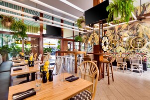 2 restaurantes, com serviço de café da manhã e almoço; culinária fusion