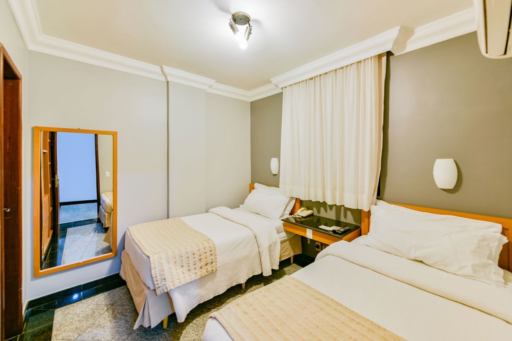 Roupa hipoalergénica, minibar, cofre no quarto, secretária 