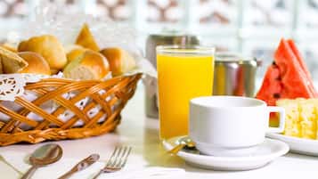 Café da manhã com buffet grátis todos os dias