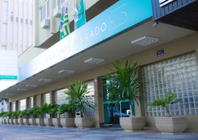 Entrada de um hotel com uma placa indicando "Hotel Conrado 5".